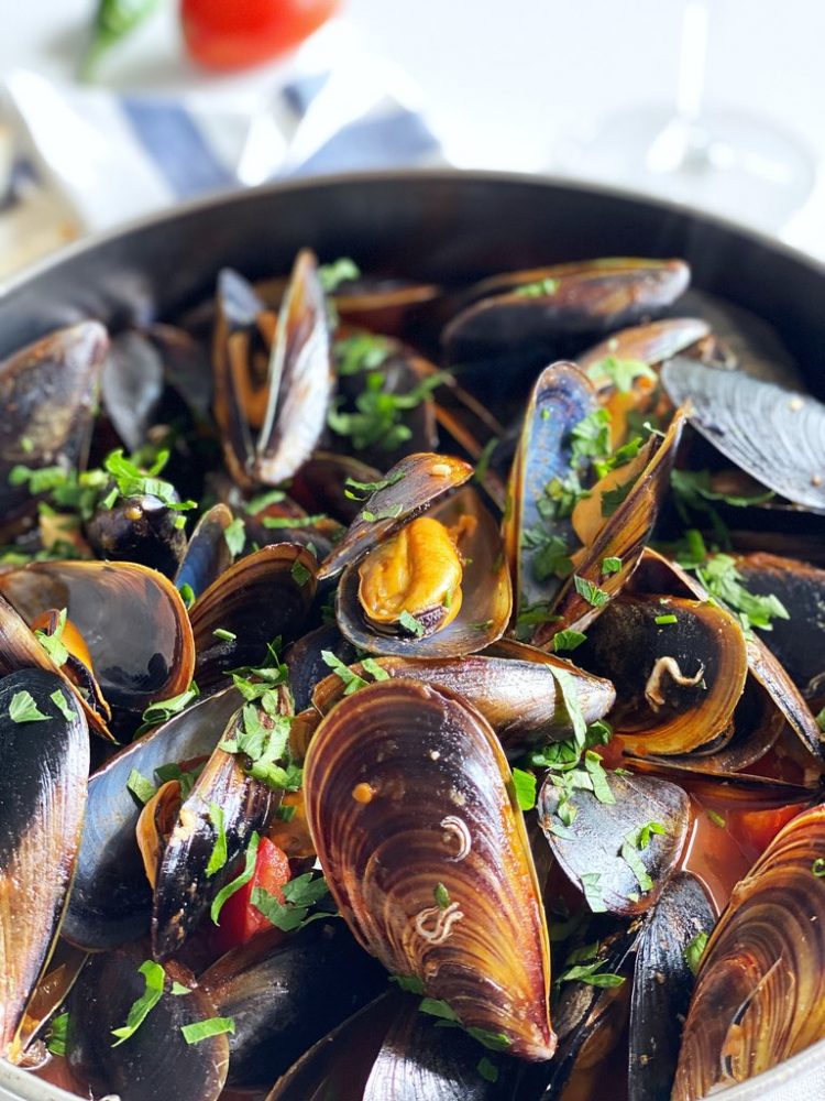 Midii in sos de vin si rosii - hayateria